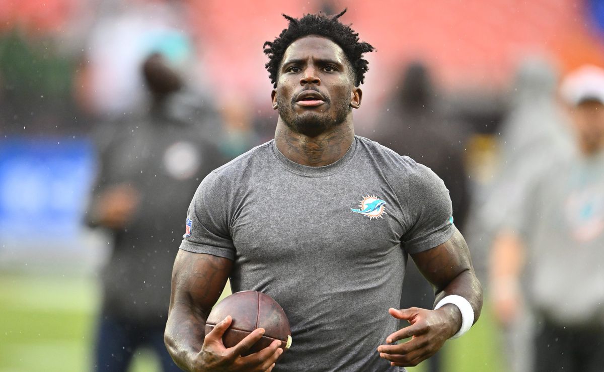 Tyreek Hill sends heartfelt message to Tua Tagovailoa, apologizes for trade request from ...