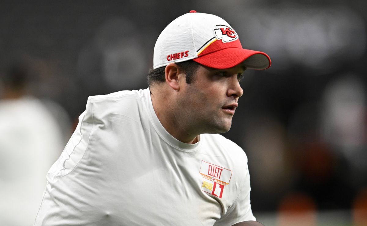 Who is the Chiefs coach with one arm? The assistant who helped Reid ...