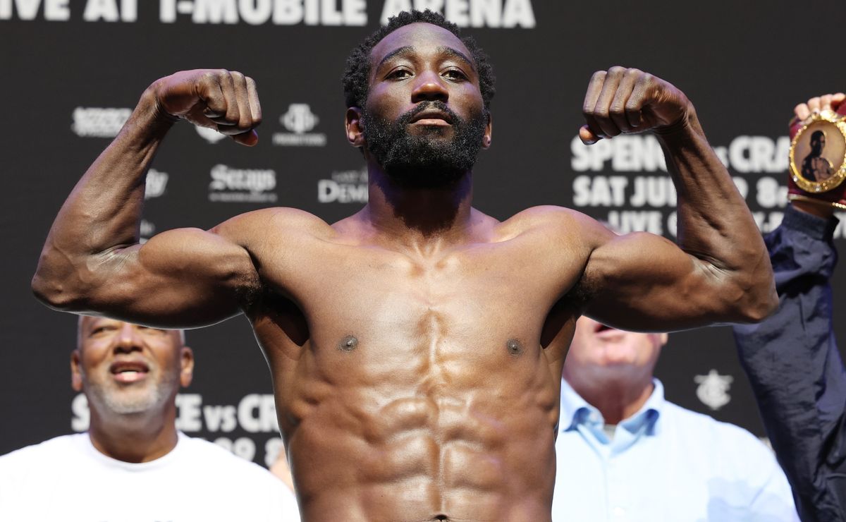 Terence Crawford issues a direct warning to Canelo by leveraging his ...