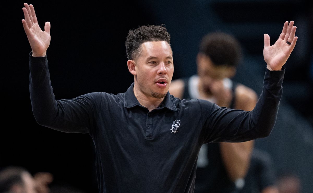 Spurs interim HC Mitch Johnson addresses game incident vs. Thunder ...