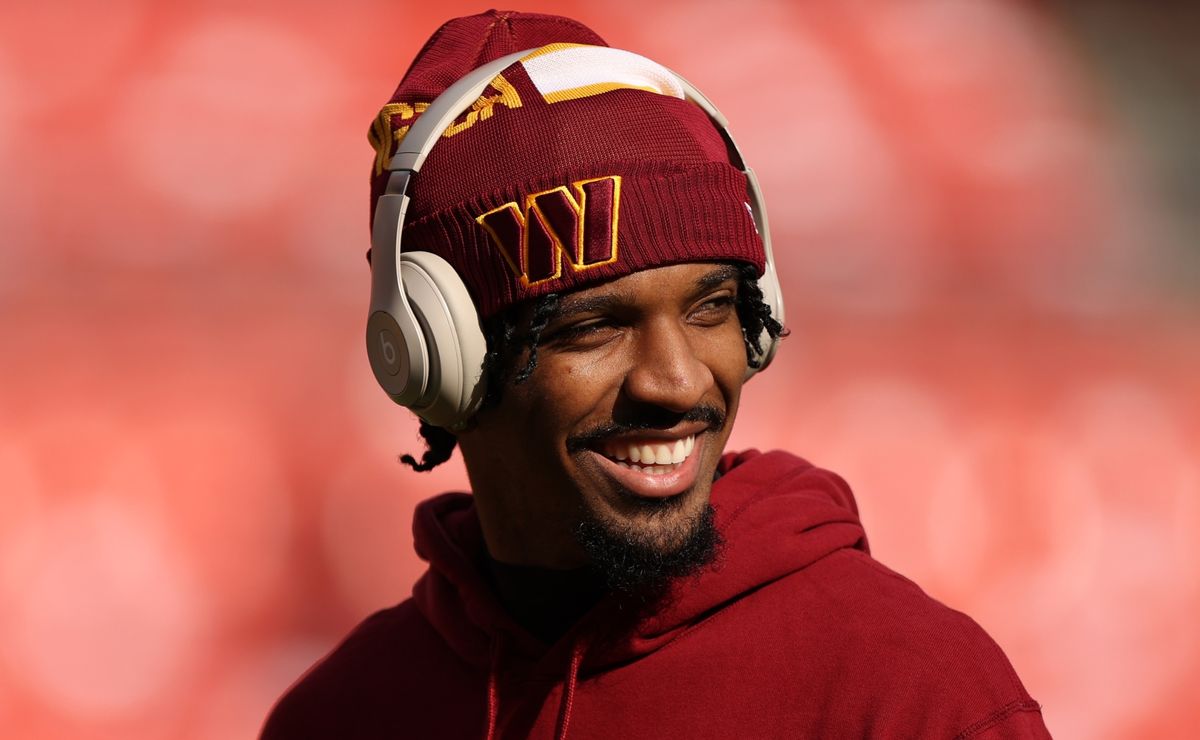 NFL News: Jayden Daniels gets key weapon back as Commanders re-sign TE ...