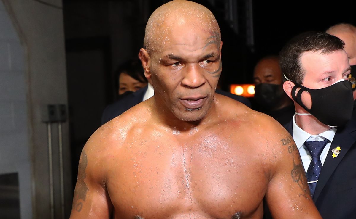 Heavyweight legend makes major two-word claim about his boxing fight ...