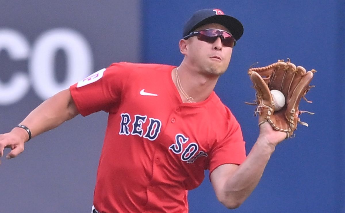 Red Sox manager Alex Cora sends strong message about defensive roles amid Bregman-Devers ...