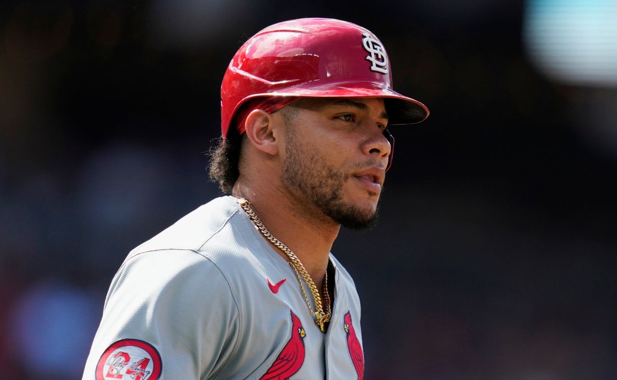 MLB Video: Cardinals' Wilson Contreras caught chewing something unusual ...