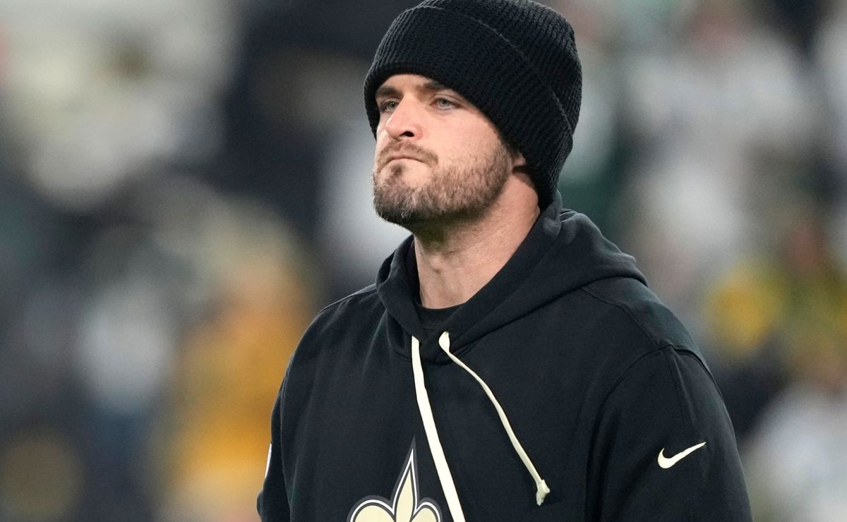 Saints have their eyes on a potential backup for Derek Carr ahead of ...