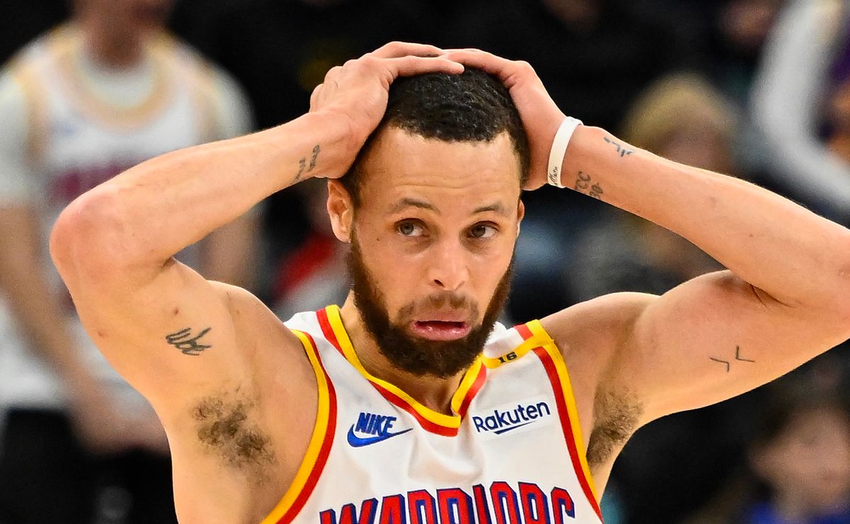 Stephen Curry leaves Game 1 vs Minnesota: What happened to the Warriors ...