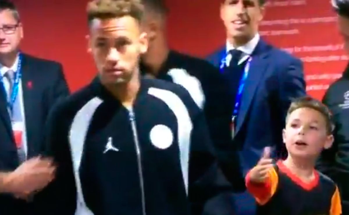 Feo: Neymar ignoró por completo a un nene antes de salir a la cancha ...