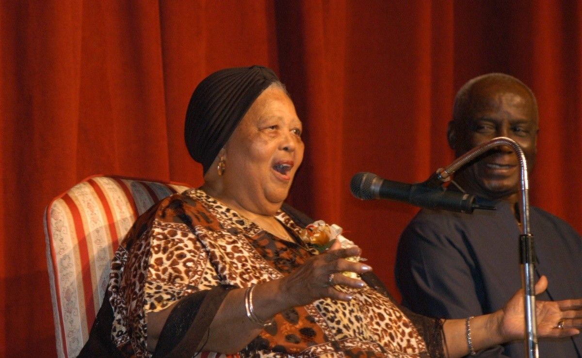 Quién fue Louise "Miss Lou" Bennett-Coverley, recordada por Google en ...