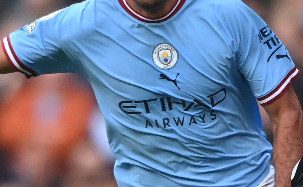 Paso de ser futbolista en el Manchester City a dedicarse a electricista