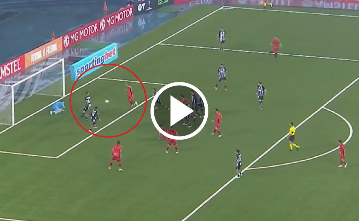 VIDEO | Le quedó picando en el área chica y falló de forma insólita