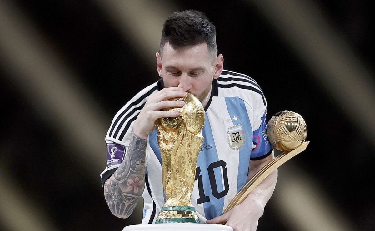 Una foto de Lionel Messi con la Copa del Mundo se quedó con el World ...