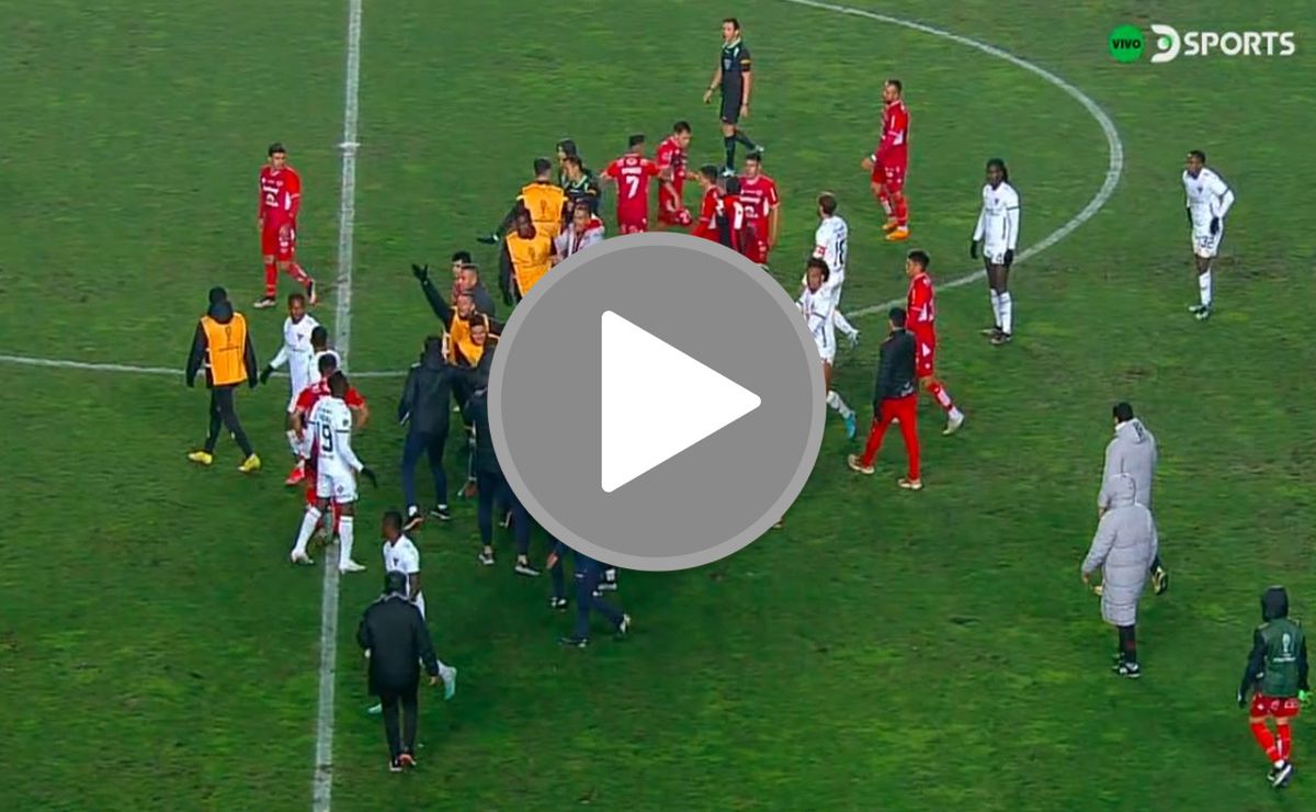 Choque entre Ñublense y LDU termina en pelea - Bolavip