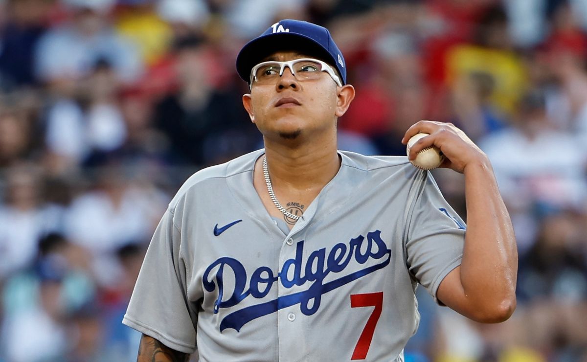 La primera decisión de la MLB con Julio Urías tras ser arrestado por un ...