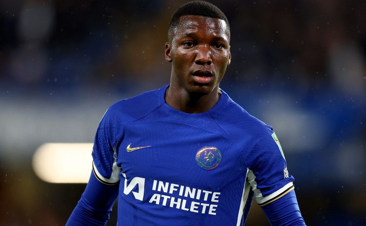 VIDEO | Casi lo parten a Moisés Caicedo tras dura falta - Bolavip