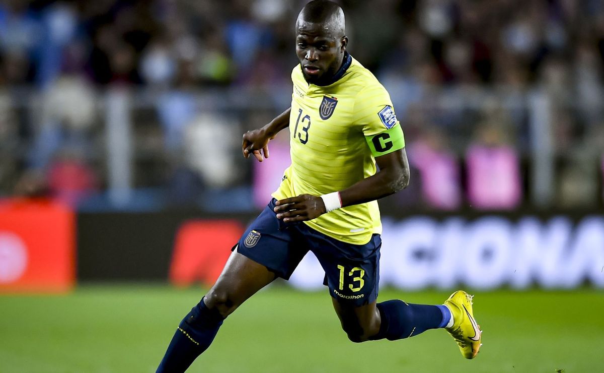 VIDEO | Enner Valencia pega un planchazo y sale expulsado en el debut ...