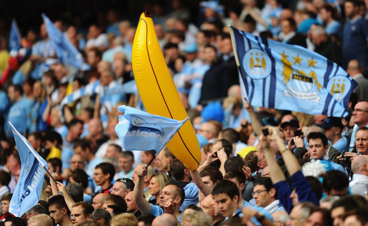 ¿Por qué los aficionados del Manchester City van al estadio con bananas ...