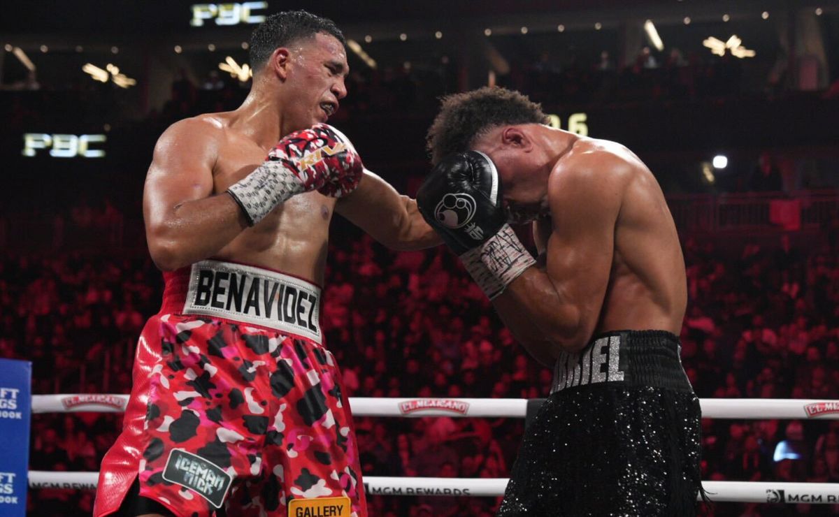 David Benavidez sufre ante David Morrell, pero gana y quiere el título