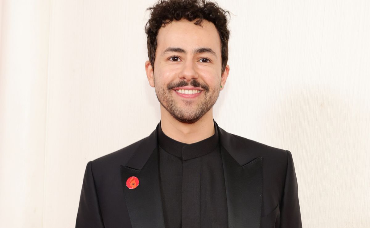 The Meaning Behind the Cease-Fire Pin at Oscars 2024 - Spoiler US