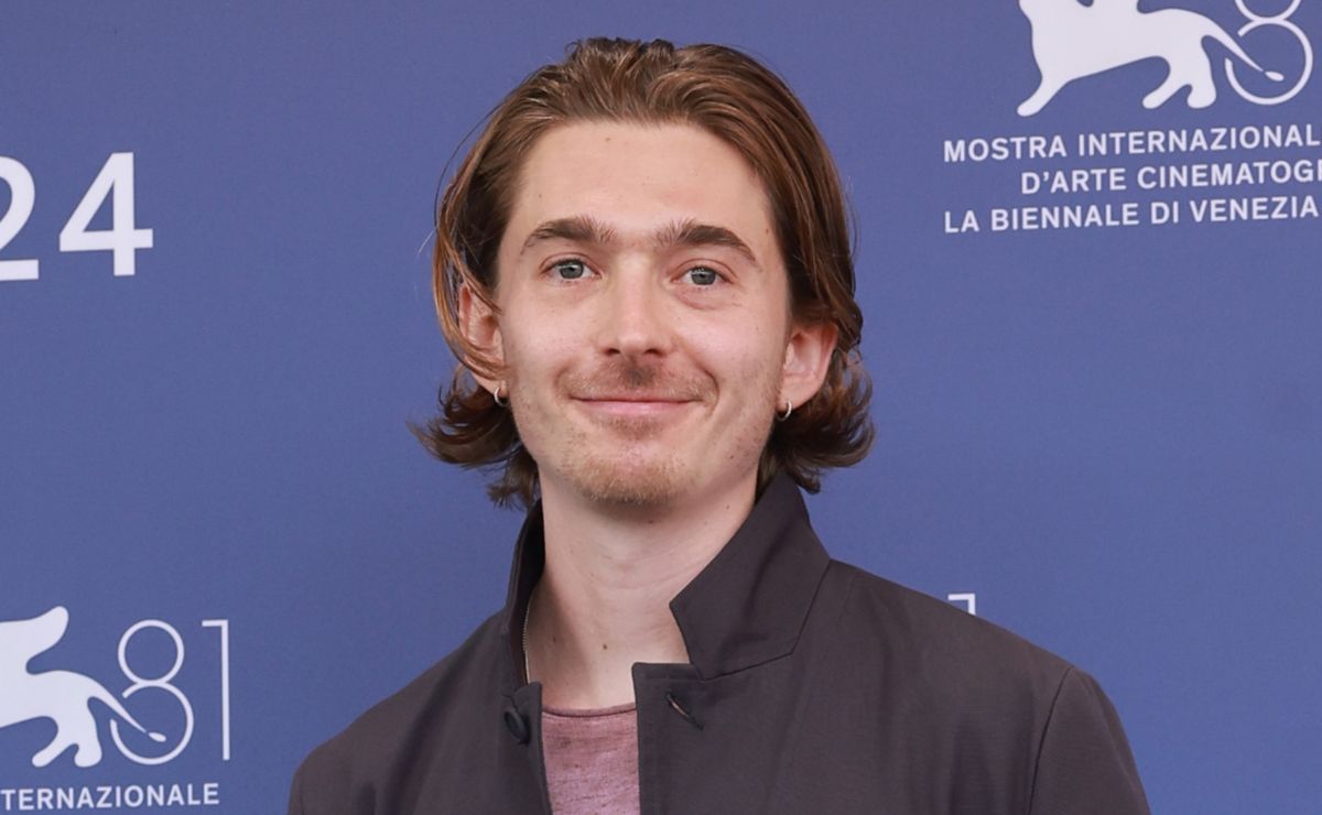 Does Austin Abrams have a girlfriend? All on the 'Penelope' actor's ...