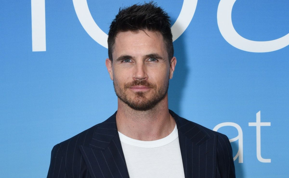 Is Robbie Amell single? All that is known about his love life in 2024 - Spoiler US