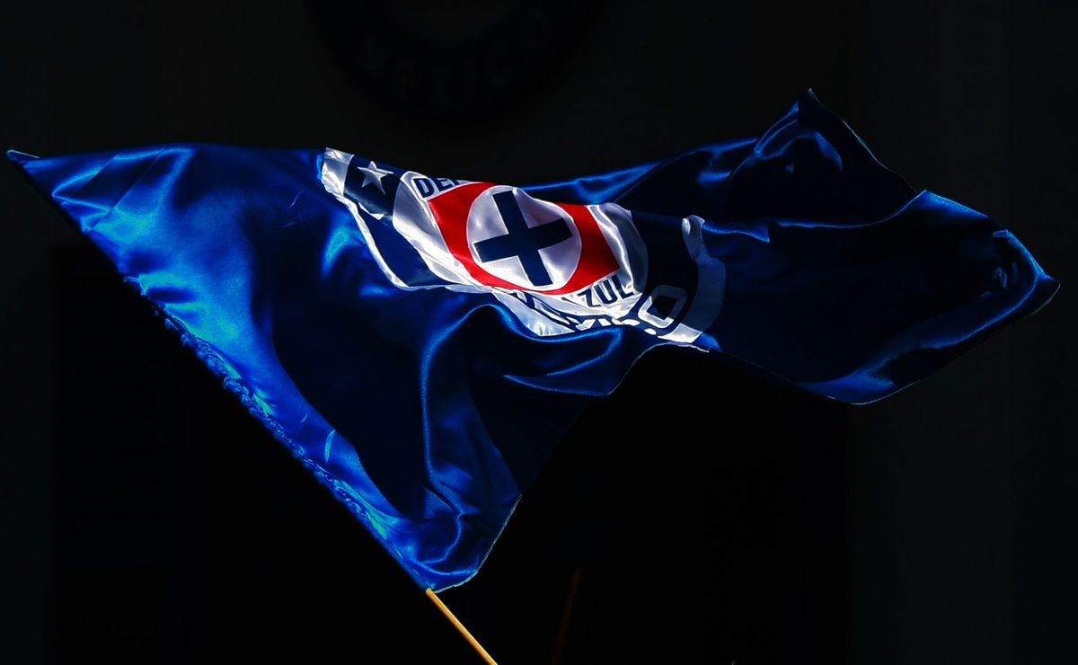 Bandera de Cruz Azul aparece en el estadio del Feyenoord. ¡Fantástico ...