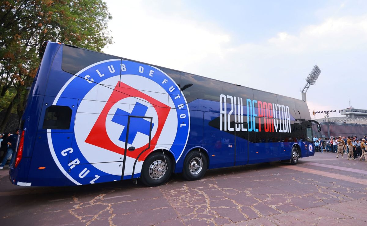 Agredieron Al Autobús De Cruz Azul En Su Llegada Al Azteca Vamos Azul