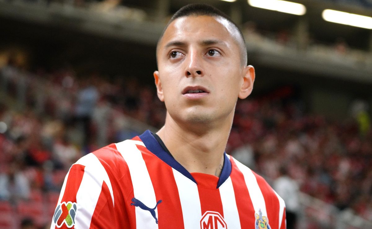 Lo que debe hacer Chivas para retener a Roberto Alvarado - Vamos Azul