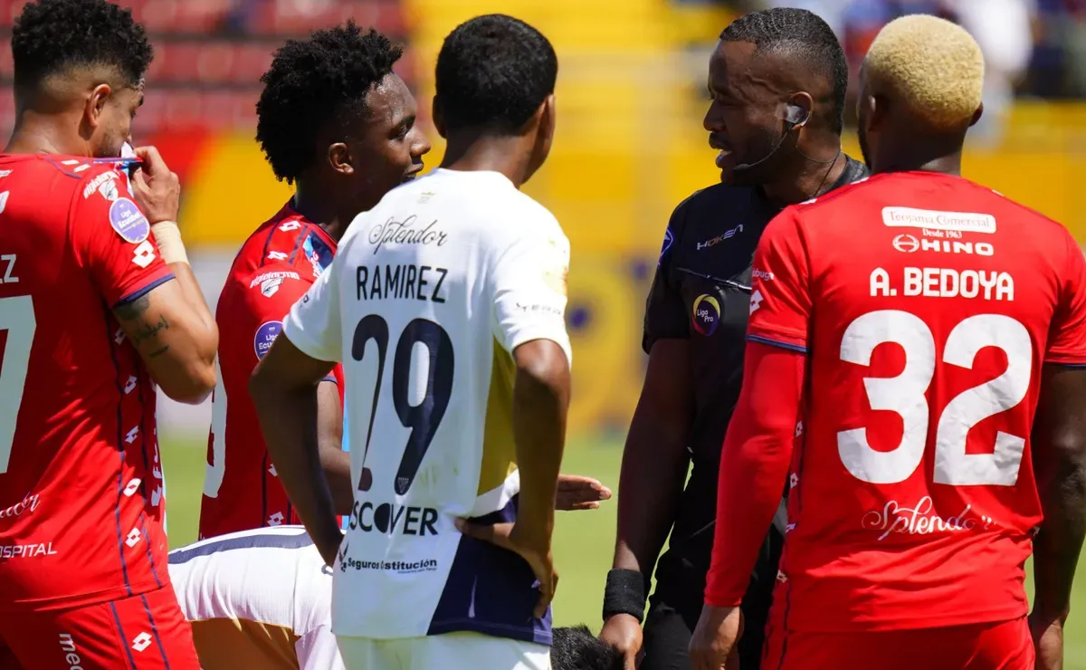 VIDEO | El polémico gesto del árbitro contra jugadores de Liga de Quito ...