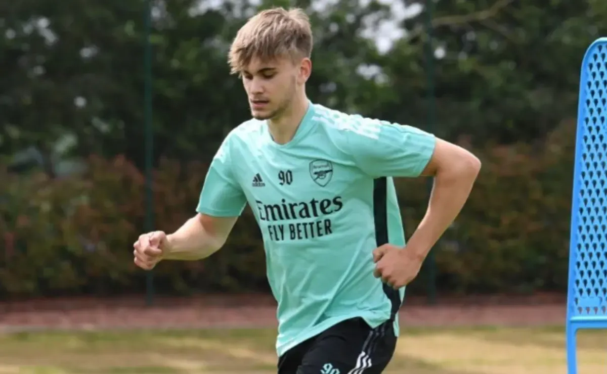 Tiene 21 años, jugó en Arsenal y está en coma: "Lesión cerebral grave"