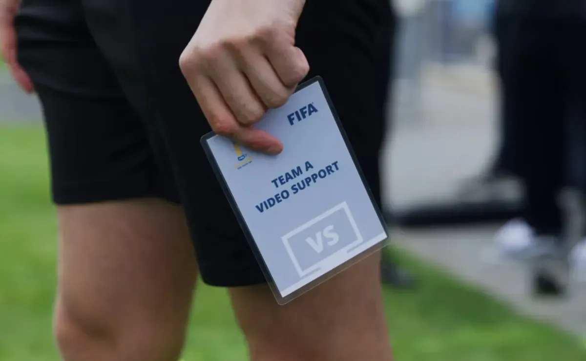 Qué significa la "tarjeta verde" en el arbitraje, según la FIFA ...