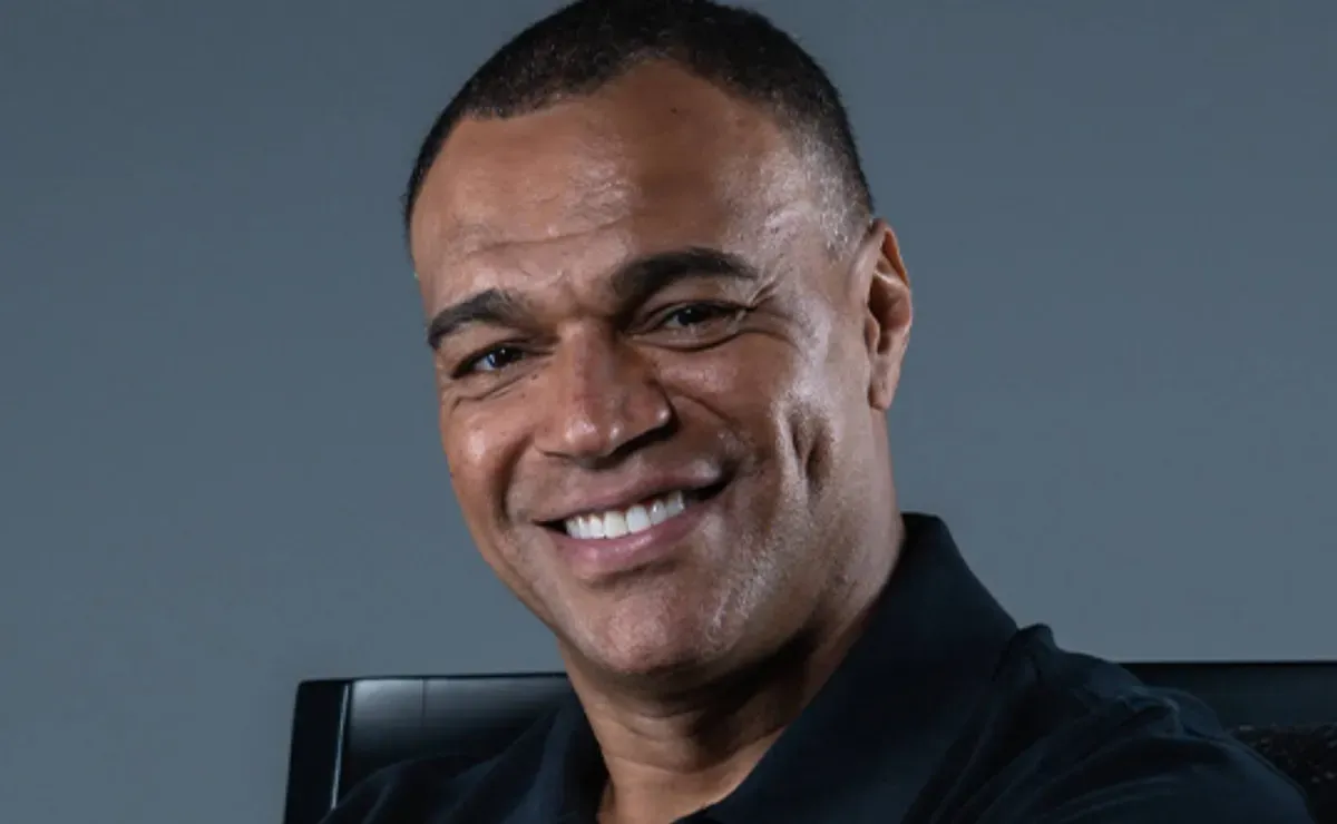 Denílson recusa CazéTV e renova com a Globo até 2028