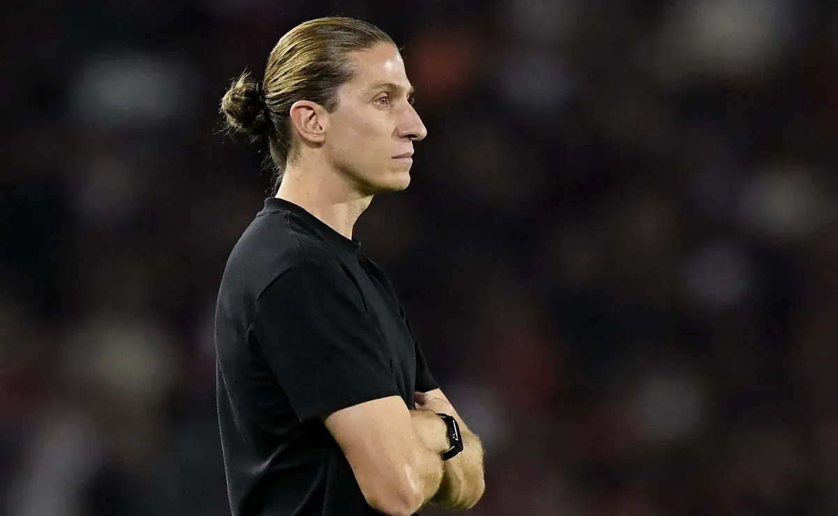 Fora dos planos de Filipe Luís, Flamengo negocia jovem com o Atlético-MG