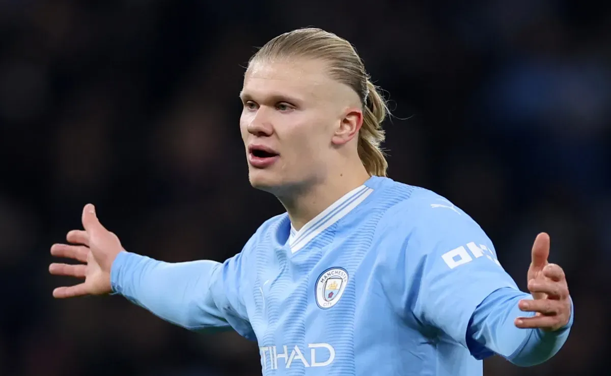 Video: Erling Haaland's raging reaction against referee Simon Hooper in ...