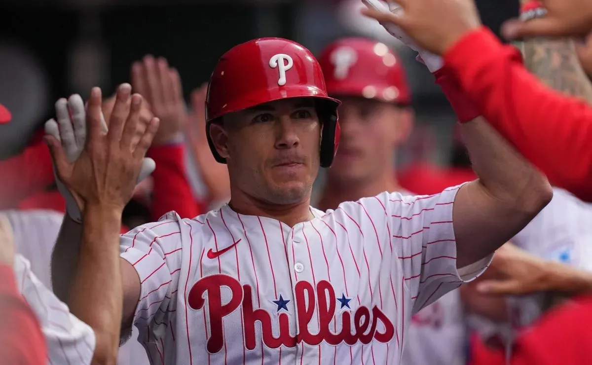 Phillies star J.T. Realmuto gives crucial injury update after scare ...