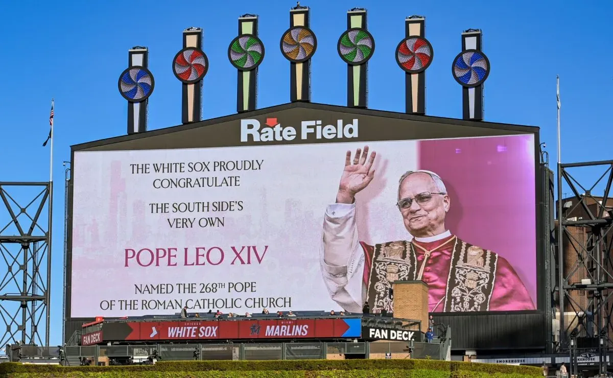 Pope Leo XIV surprises Vatican crowd wearing White Sox symbol during appearance - Bolavip US