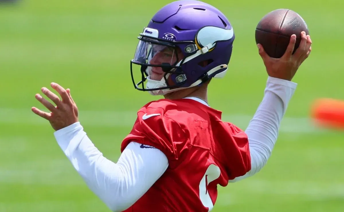 Vikings QB J.J. McCarthy gets stern warning from former Michigan teammate Colston Loveland ...