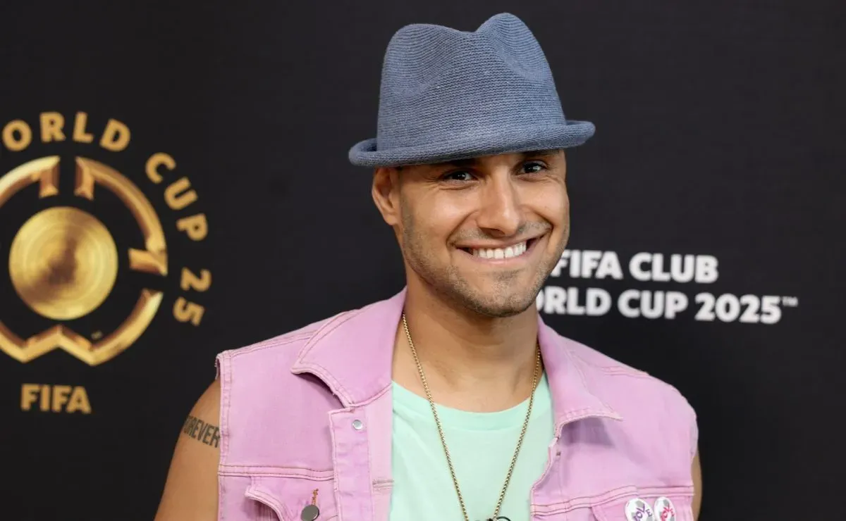 Emmanuel Kelly's profile: Who performed with Coldplay at the 2025 FIFA Club World Cup halftime ...