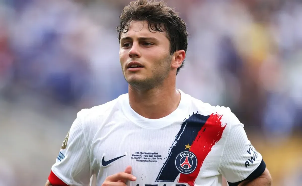 Video: Joao Neves sees straight red card for pulling Cucurella's hair ...