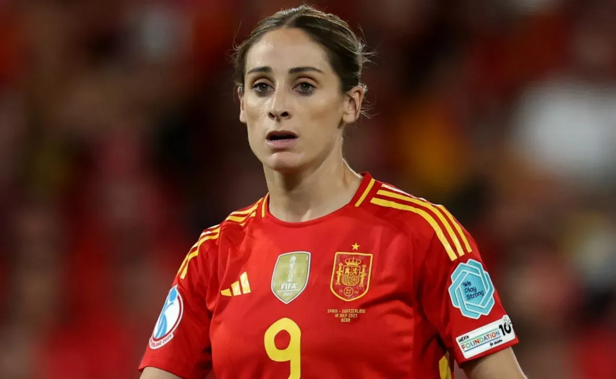 Esther Gonzalez's profile: Age, love life, career, injury, jersey ...