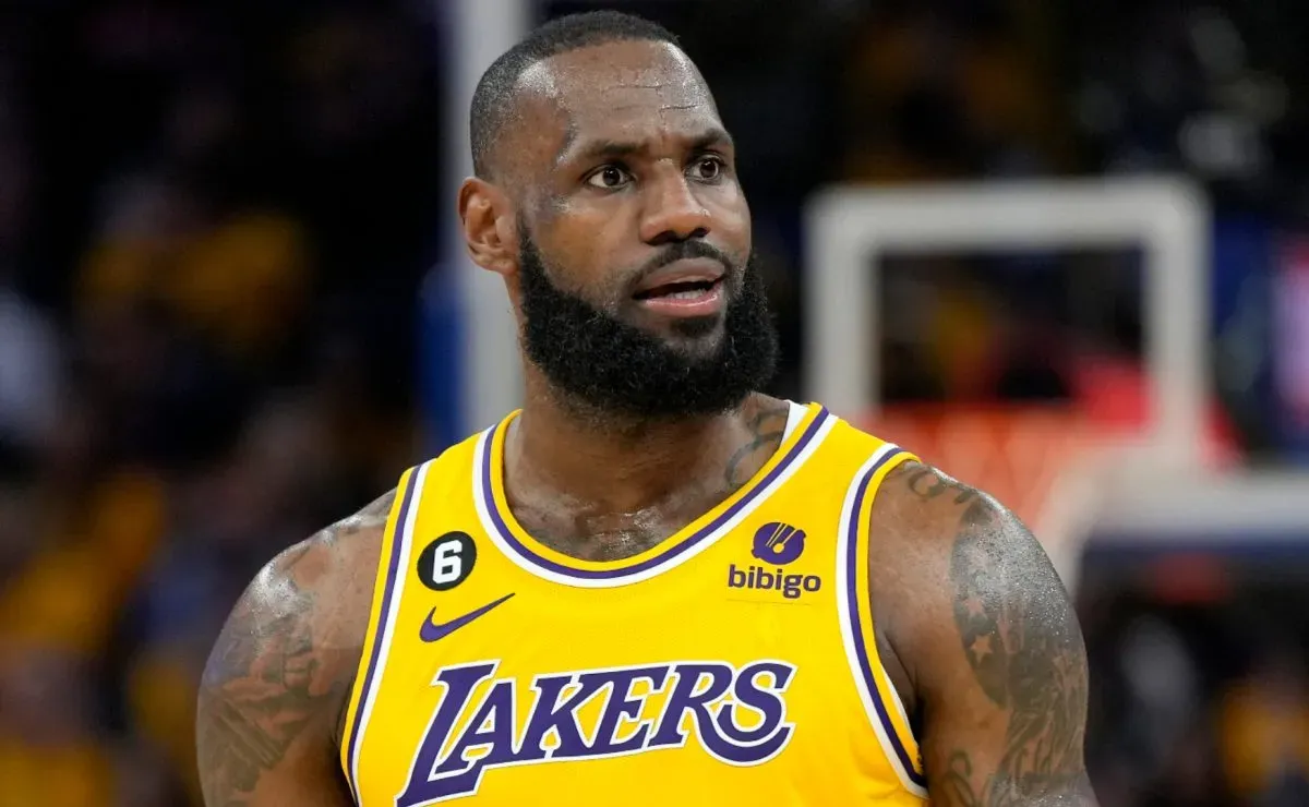 Lakers’ reaction to LeBron James opting into 2025–26 NBA season revealed by team executive ...