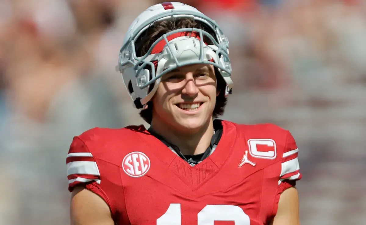 Is John Mateer playing today for Oklahoma Sooners vs Texas Longhorns in ...