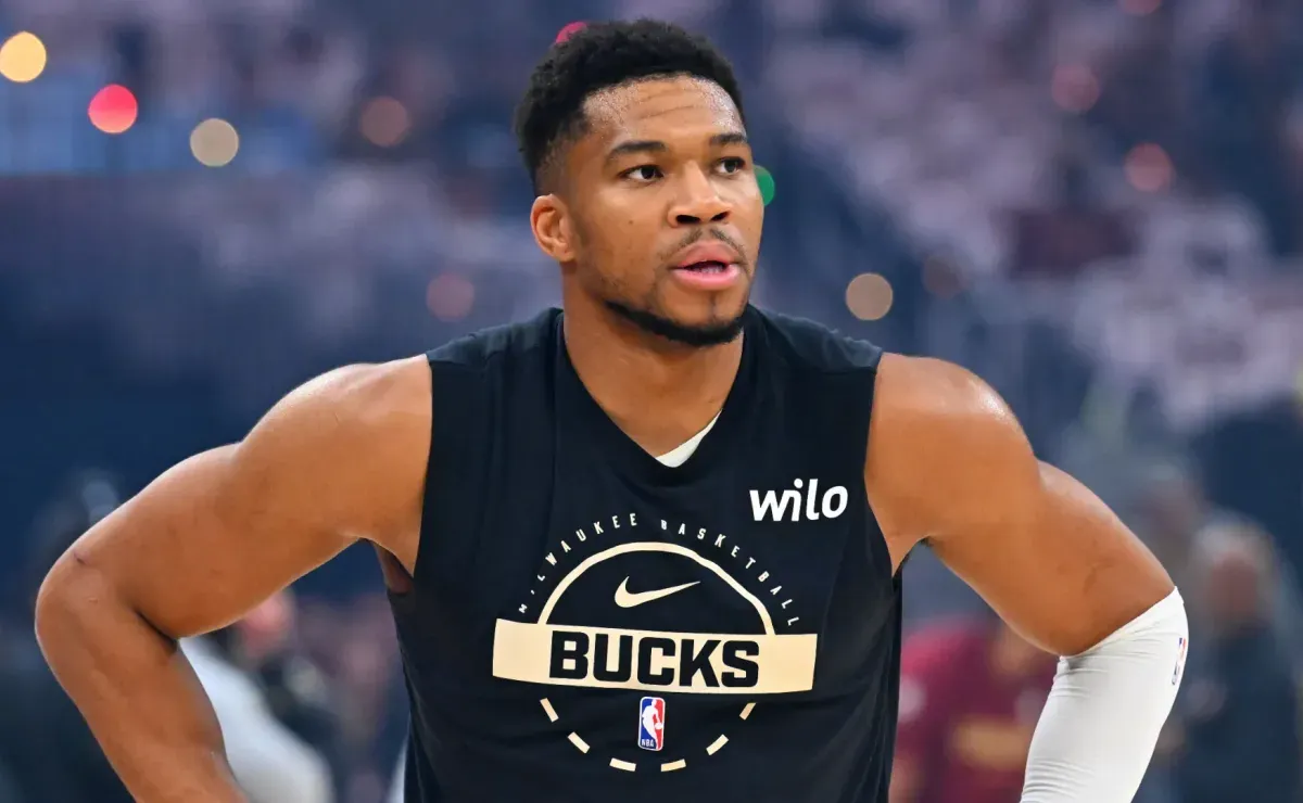 Is Giannis Antetokounmpo playing today, November 1st, for Bucks vs ...