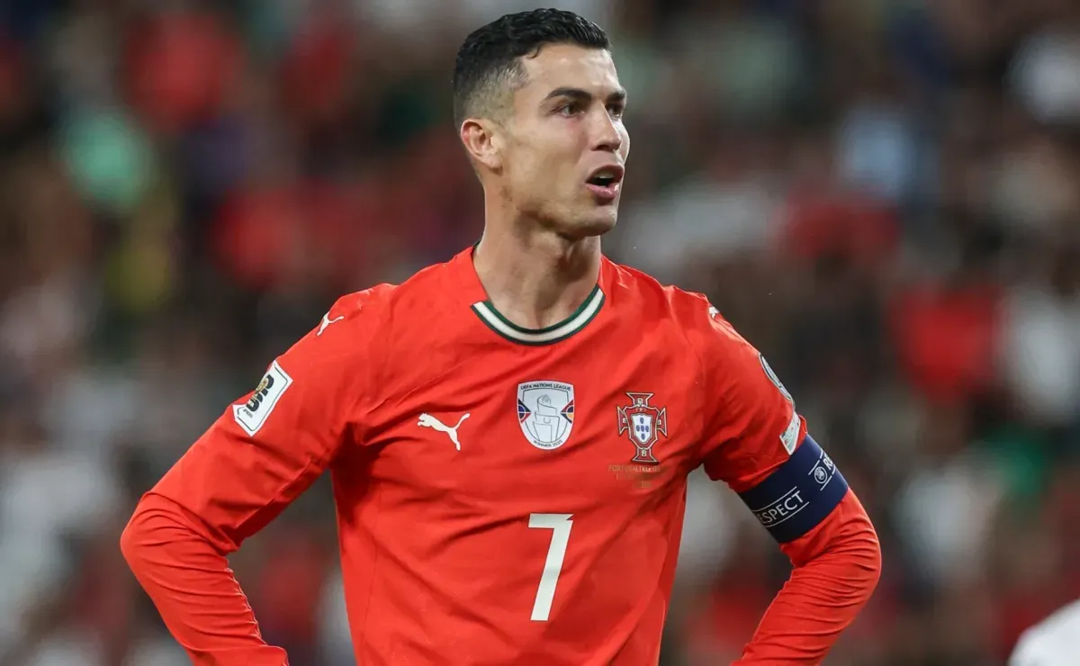 Video: Cristiano Ronaldo sees red card for hitting opponent in Ireland ...