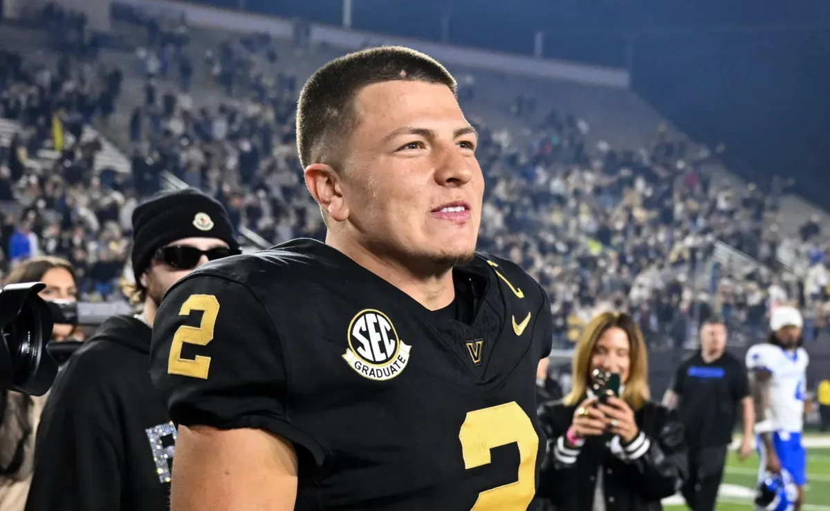 Diego Pavia goes up to Donald Trump requesting help for Vanderbilt on ...