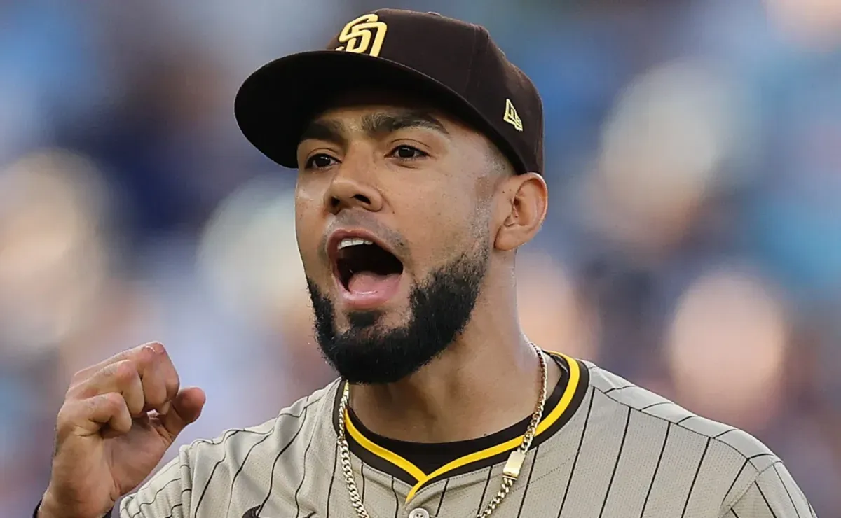 Robert Suarez’s Braves contract: How much will he make in Atlanta ...