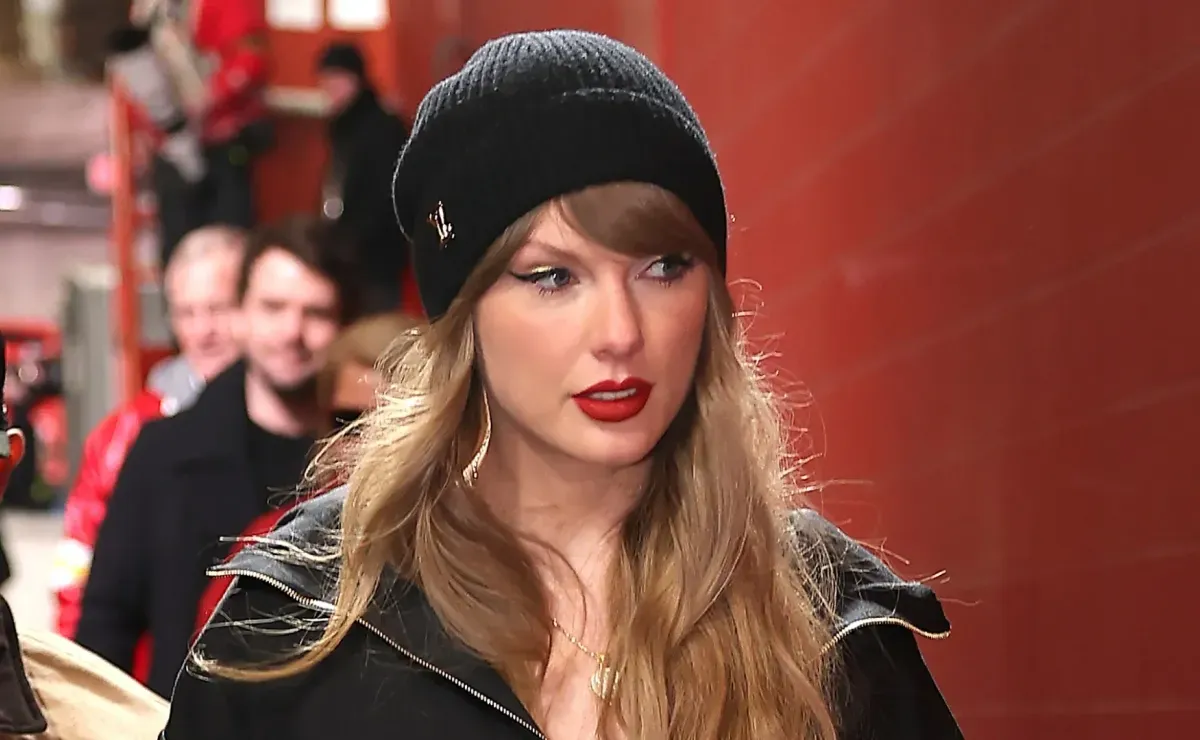 Is Taylor Swift at the Chiefs vs Raiders game in the 2025 NFL regular ...