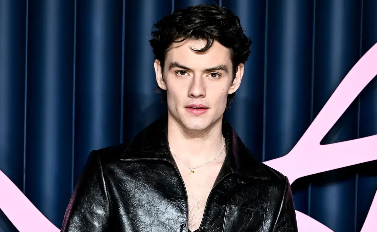 Louis Partridge’s Relationships Through the Spotlight: All About His ...