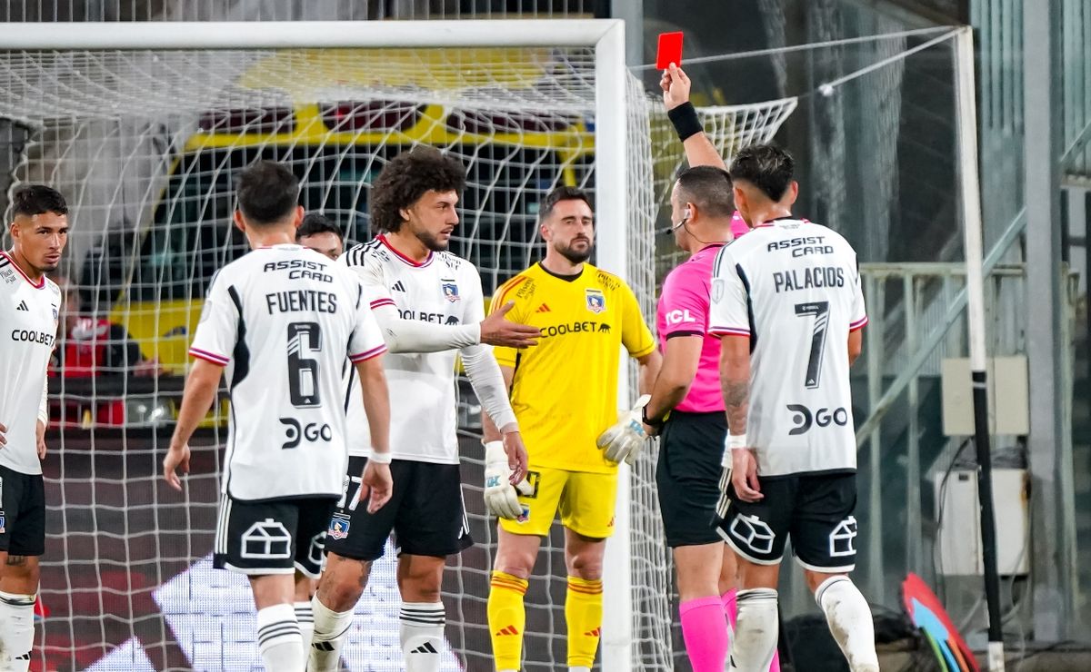 Maximiliano Falcón es expulsado en el duelo de Colo Colo y Curicó