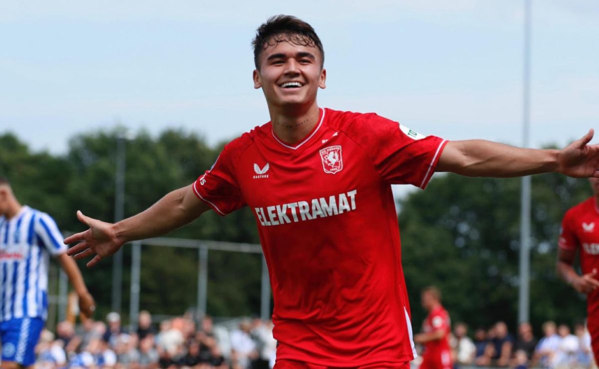 Manfred Ugalde brilla en la goleada del Twente - Futbol Centro America