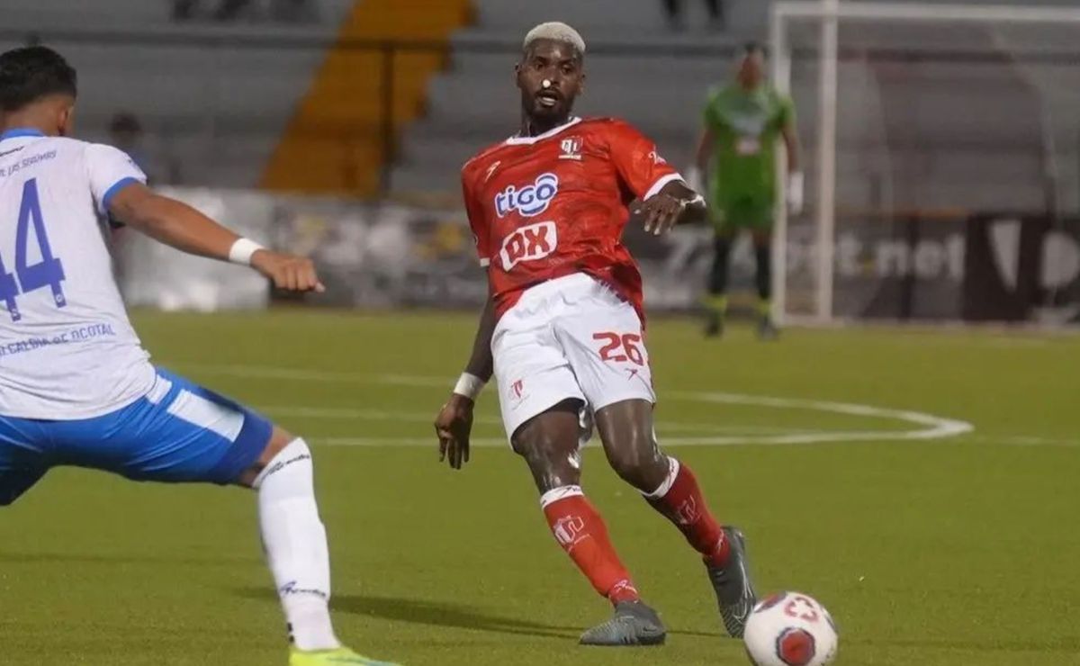 Sergio Cunningham comparó el fútbol de Nicaragua y Panamá: “En Panamá ...